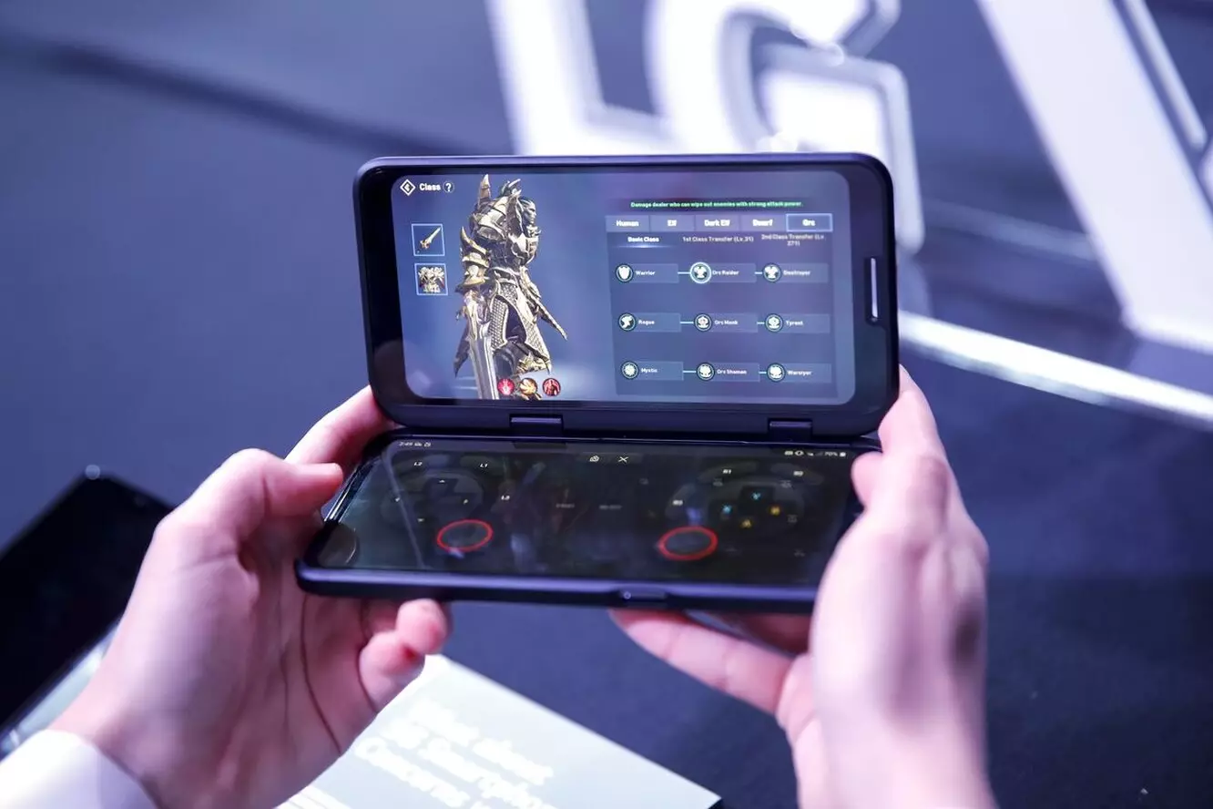 Den éischte Video gouf publizéiert, deen d'Benotzung vum LG Wing demonstréiert, e Rotator Smartphone an deem den Ecran relativ zum Kierper rotéiert an en zweeten Display weist