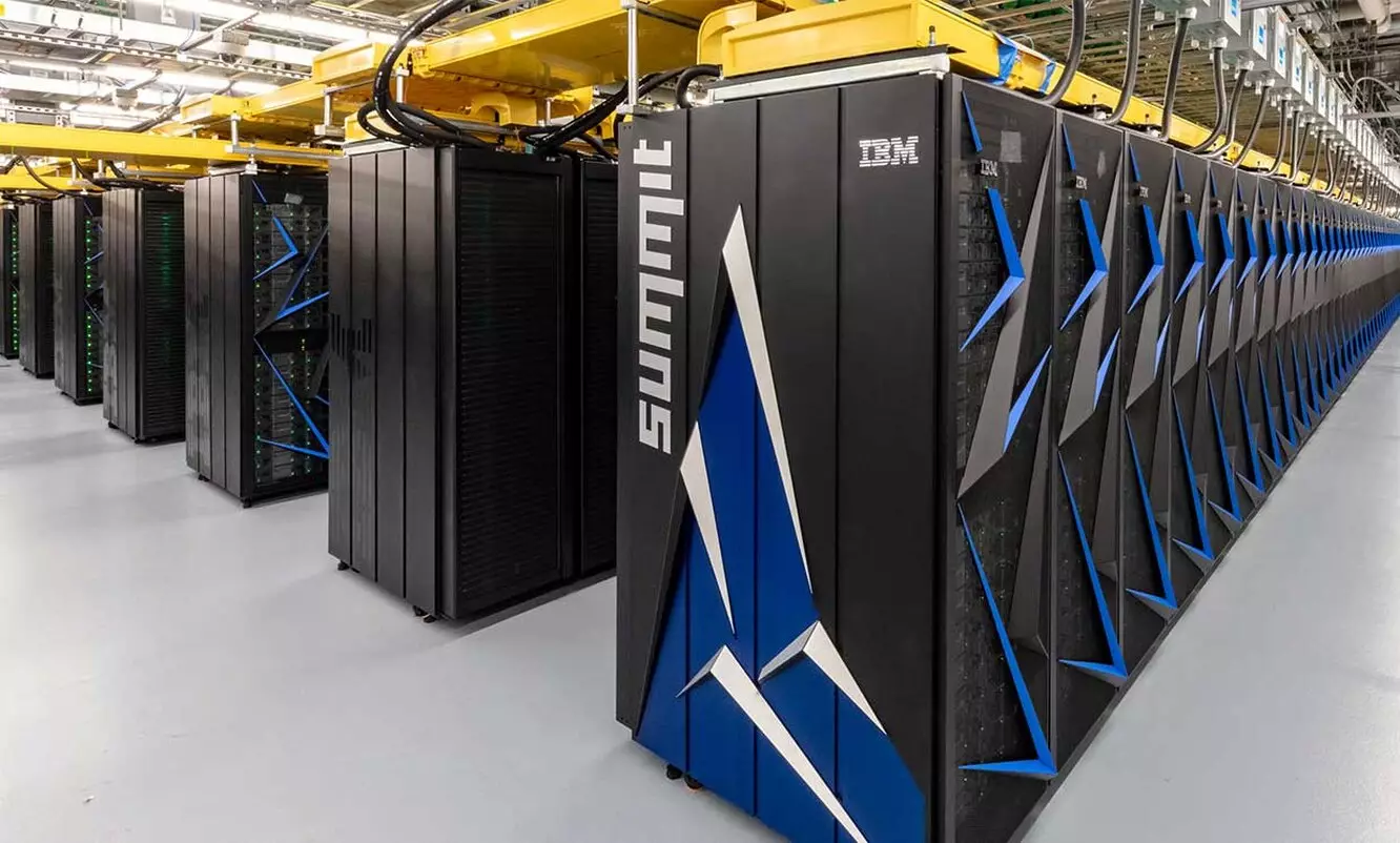 Ukusebenzisa i-Summit supercomputer kwi-Oak Ridge Laboratory, izazinzulu zahlalutya uhlobo lwe-SARS-CoV-2 kwaye zafumanisa ukuba isaqhwithi se-bradykinin sibangela owona monakalo uphambili emzimbeni.