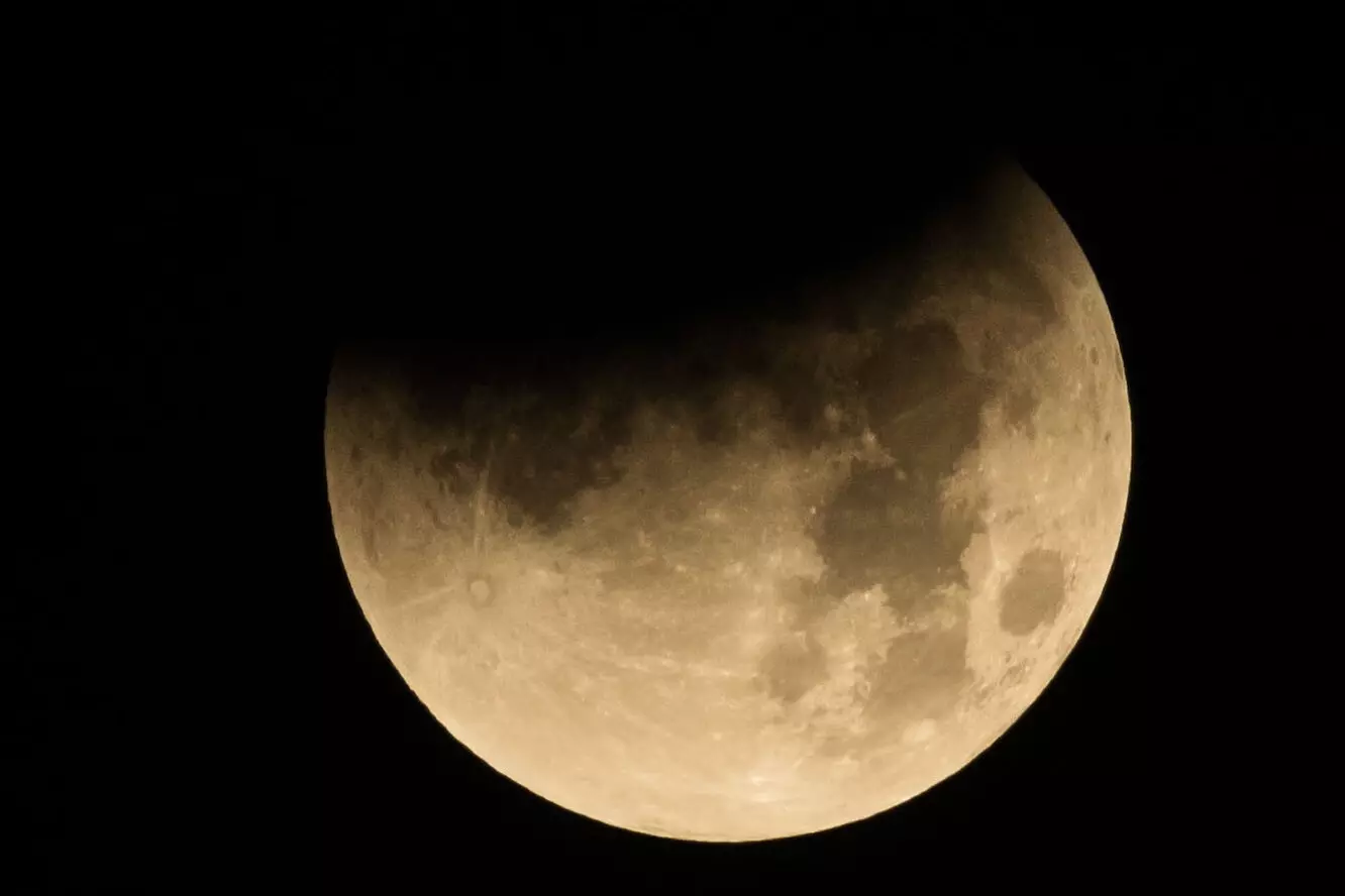 Ceannóidh NASA ithir gealaí ó thrádálaithe príobháideacha