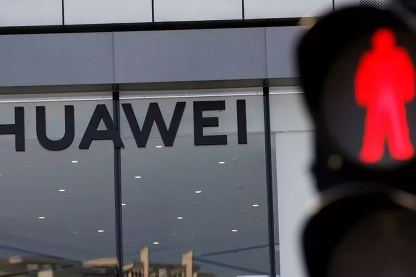 Huawei estos senigita de koreaj ekranoj por saĝtelefonoj