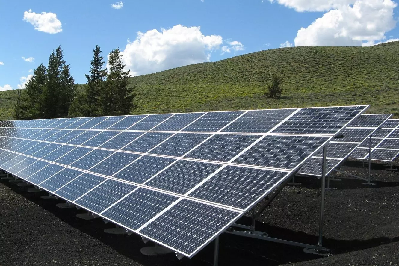 Rusya'da ekstra büyük bir güneş enerjisi çatısı yapıldı: teknolojinin inşaatta nasıl kullanılacağı