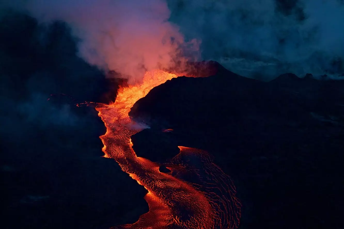 Lava yana gudana a kan gangaren dutsen Kilauea