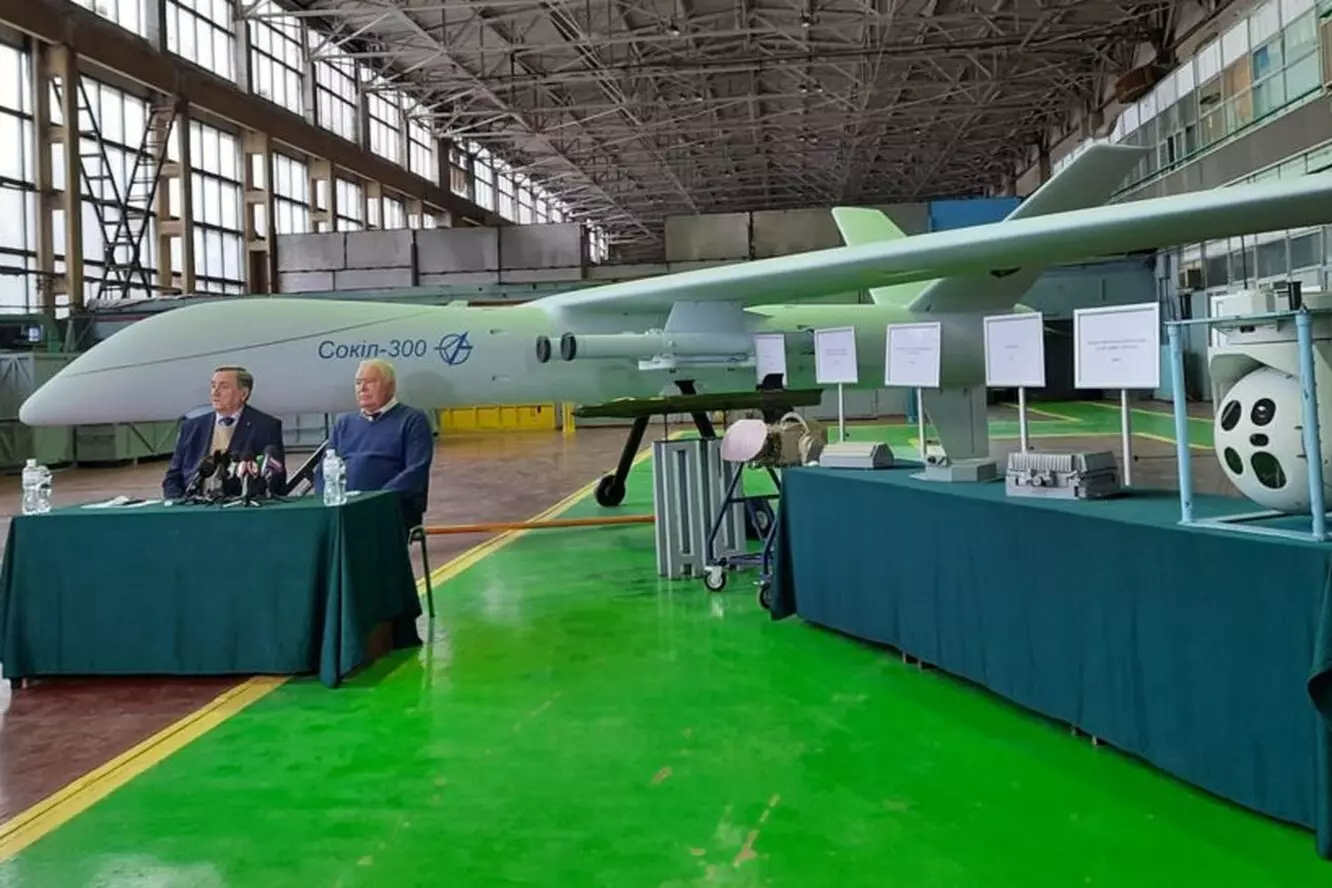 Ang Ukrainian design bureau na si Luch ay nagpakita ng isang prototype ng isang bagong pag-atake ng unmanned aerial vehicle na Sokol-300 ng sarili nitong disenyo 378548_1