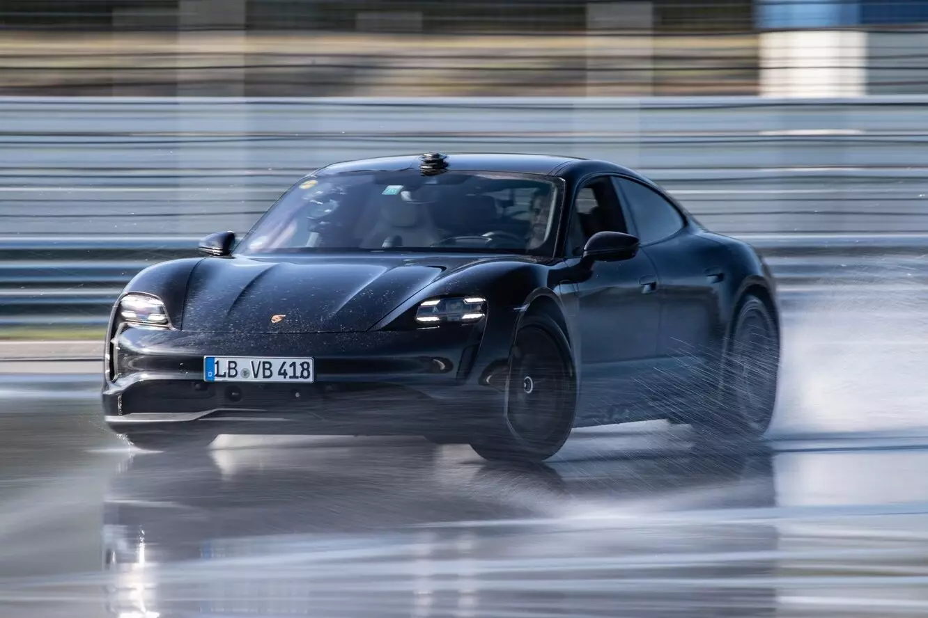 Skid marafony: Porsche elektrikli awtoulag sürmek boýunça Ginnesiň rekordyny goýdy