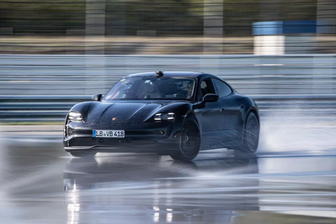 Porsche Taycan, en uzun drift için Guinness Dünya Rekorunu elinde tutuyor 378601_2