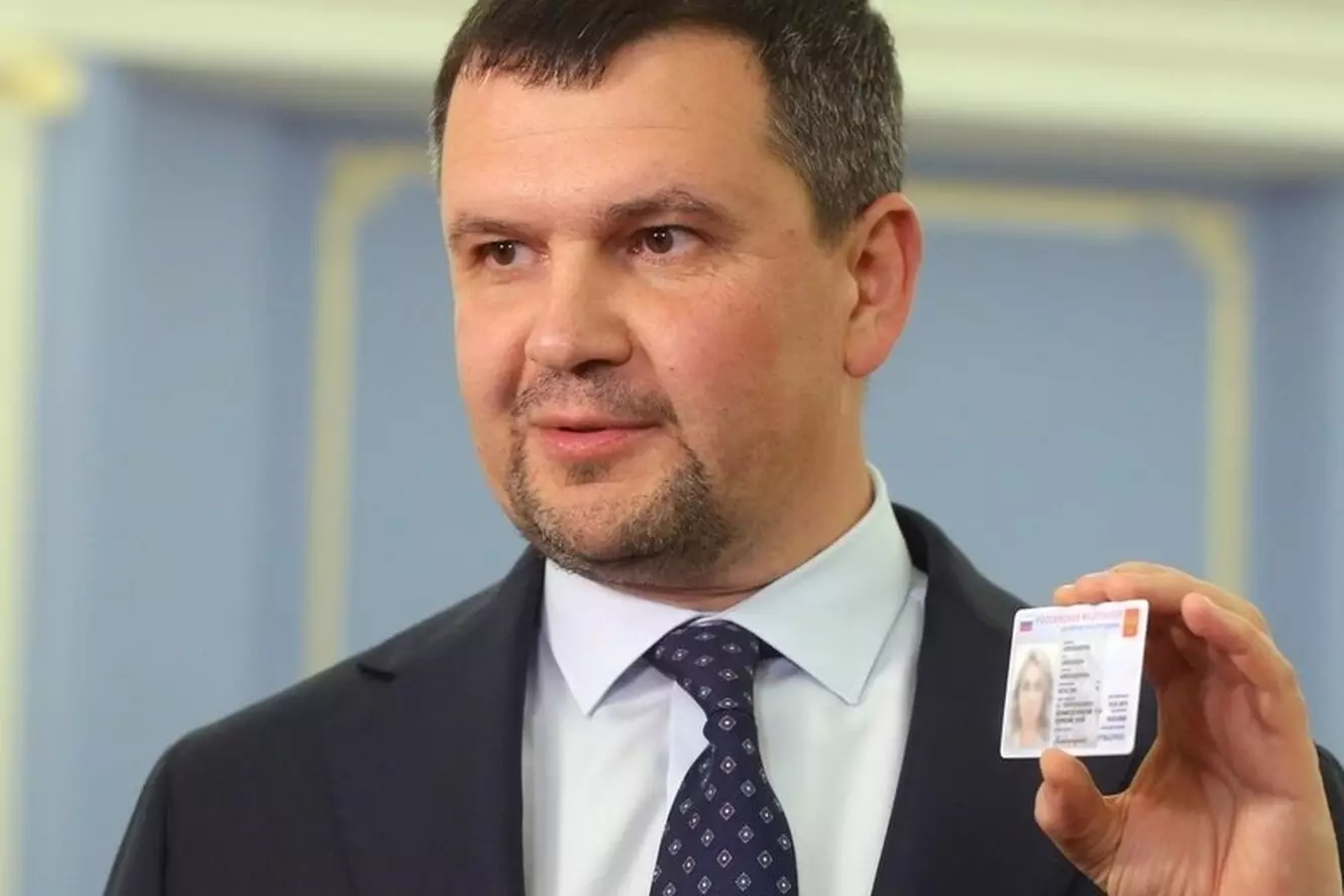 Errusian pasaporte elektronikoak 2021ean agertuko dira. Baina Moskun bakarrik