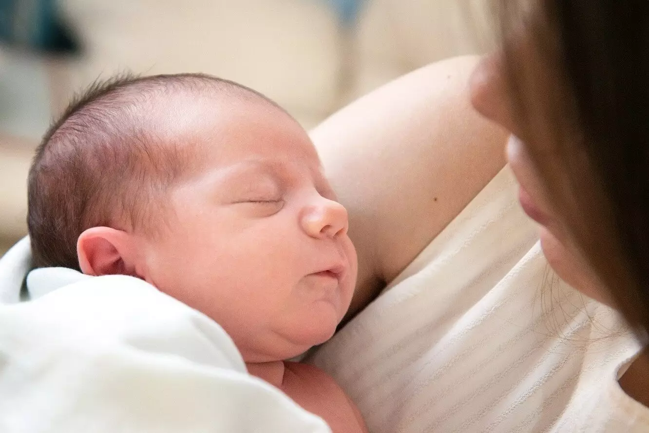 Panaliten kasebut nuduhake kepiye napas pertama bayi nyebabake owah-owahan otak sing penting