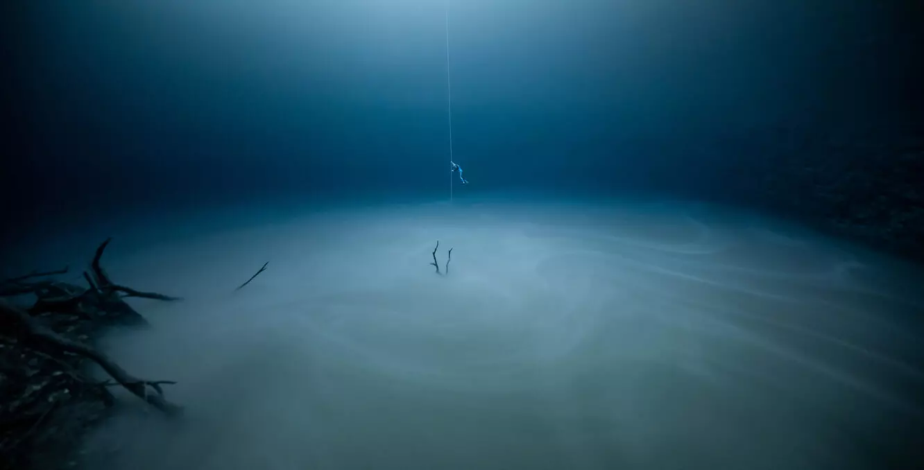 Avontuur aan zee: een freediving-instructeur wacht op zijn student terwijl hij opstijgt uit een 'microbiële wolk' in Mexico