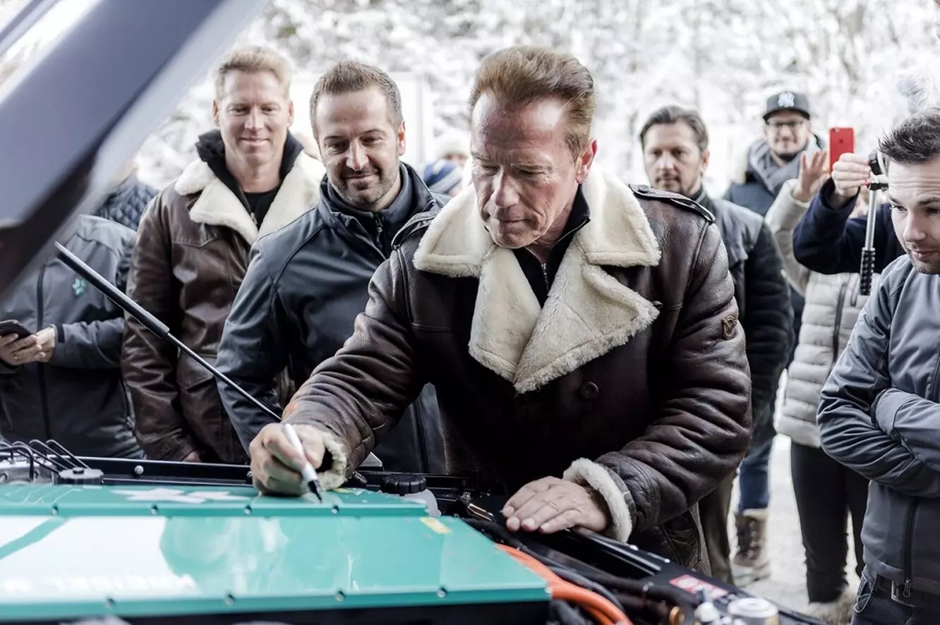 Bagaimana Schwarzenegger dibentangkan dengan Gelik dengan motor elektrik: foto 379471_2