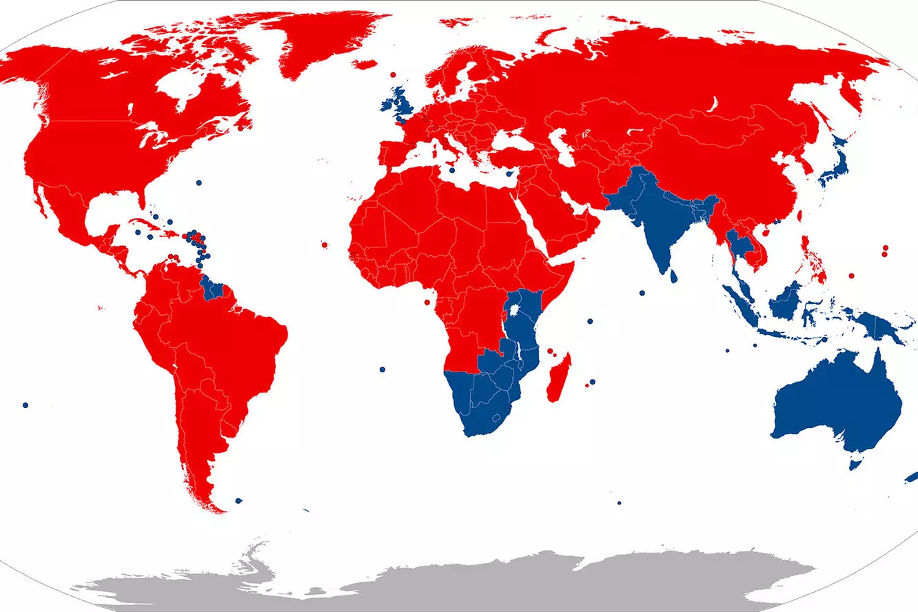 Por que os carros não circulam do lado direito da estrada em todos os países?