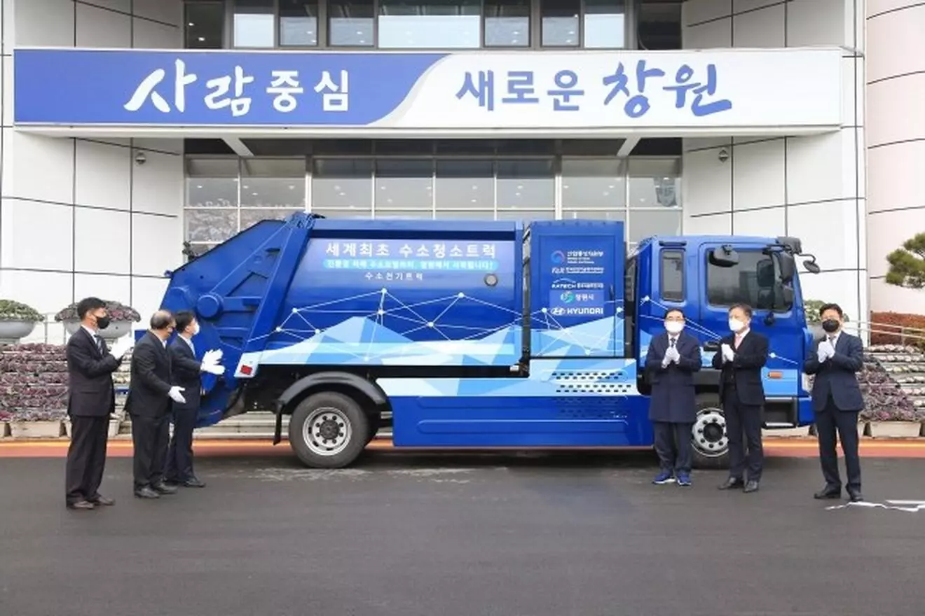 South Korea launches world's first hydrogen-powered garbage truck 379741_2