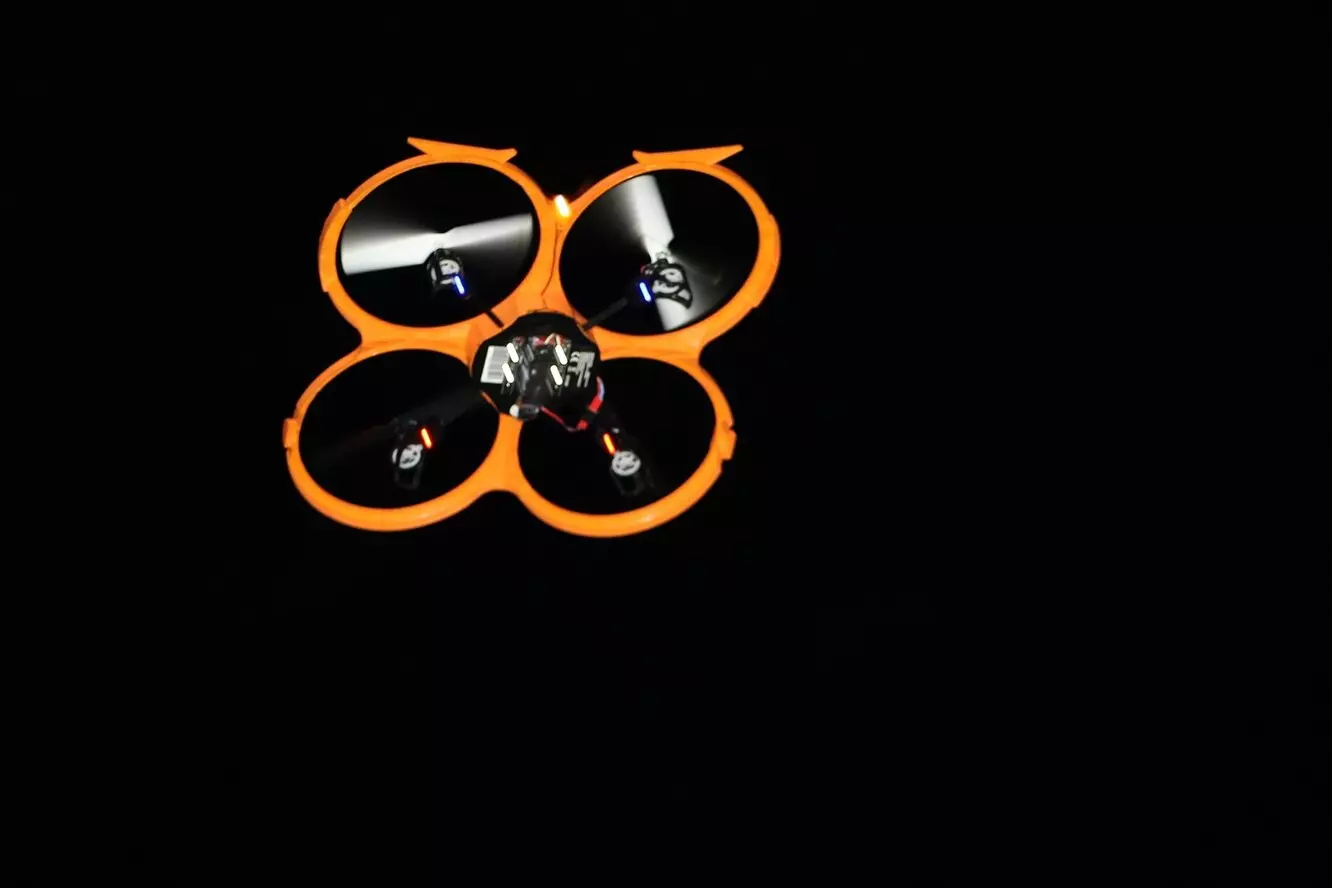 Drone diizinkan terbang di atas orang. Dan di malam hari