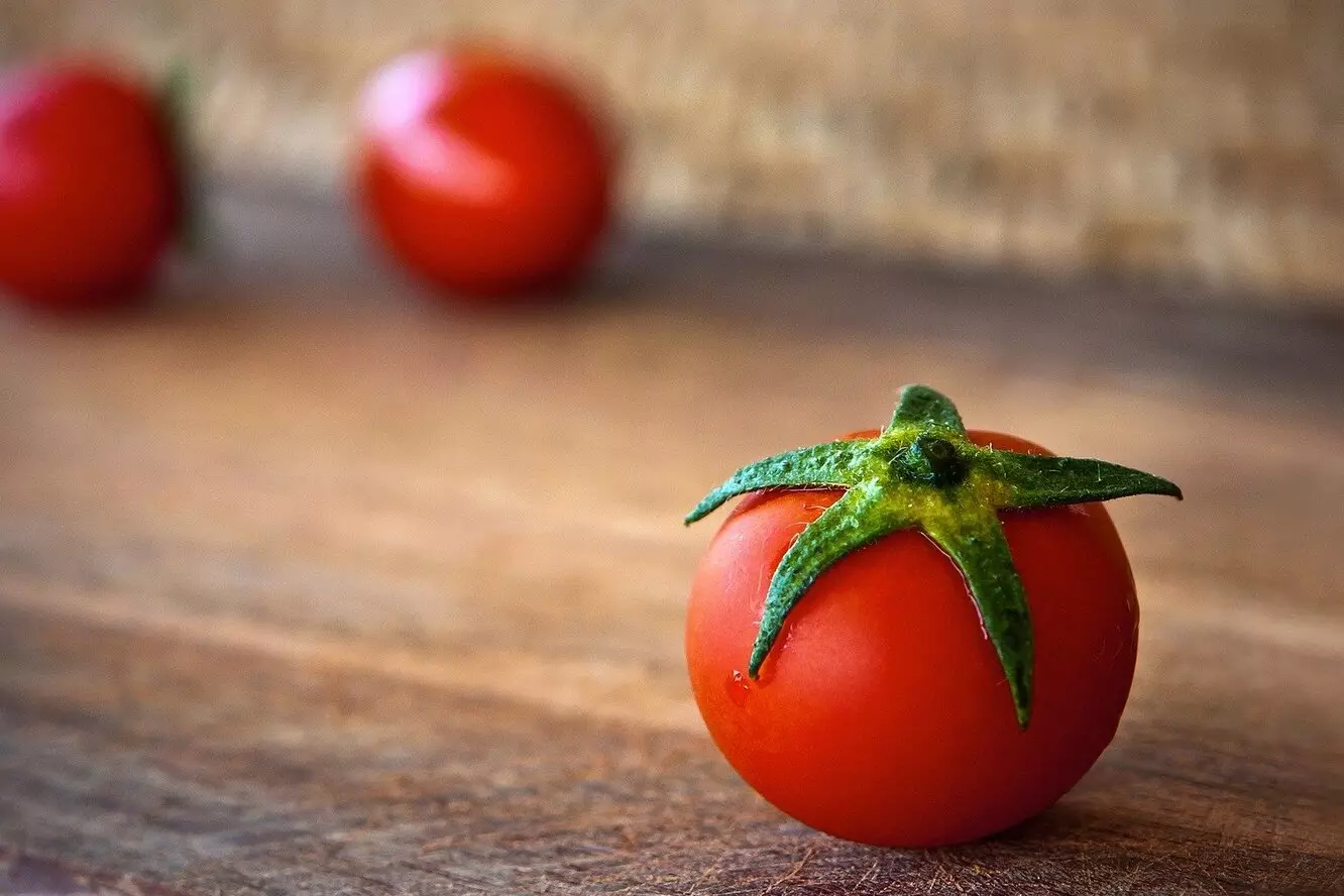 Tobamovirus gouf a Russland entdeckt. Et gouf an iraneschen Tomaten bruecht