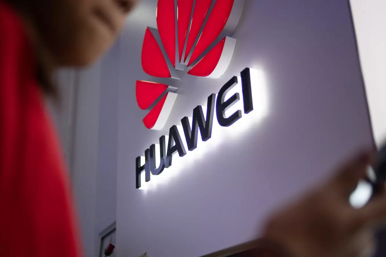 „Huawei“ ruošia „protingą“ elektromobilių kelią