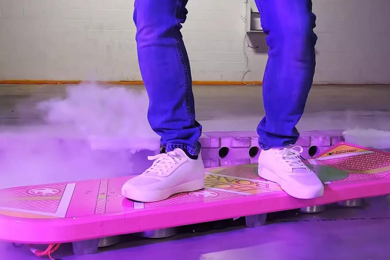 L-inġiniera fl-aħħar ħolqu hoverboard li jaħdem minn Lura għall-Futur. Veru, bid-difetti tagħha