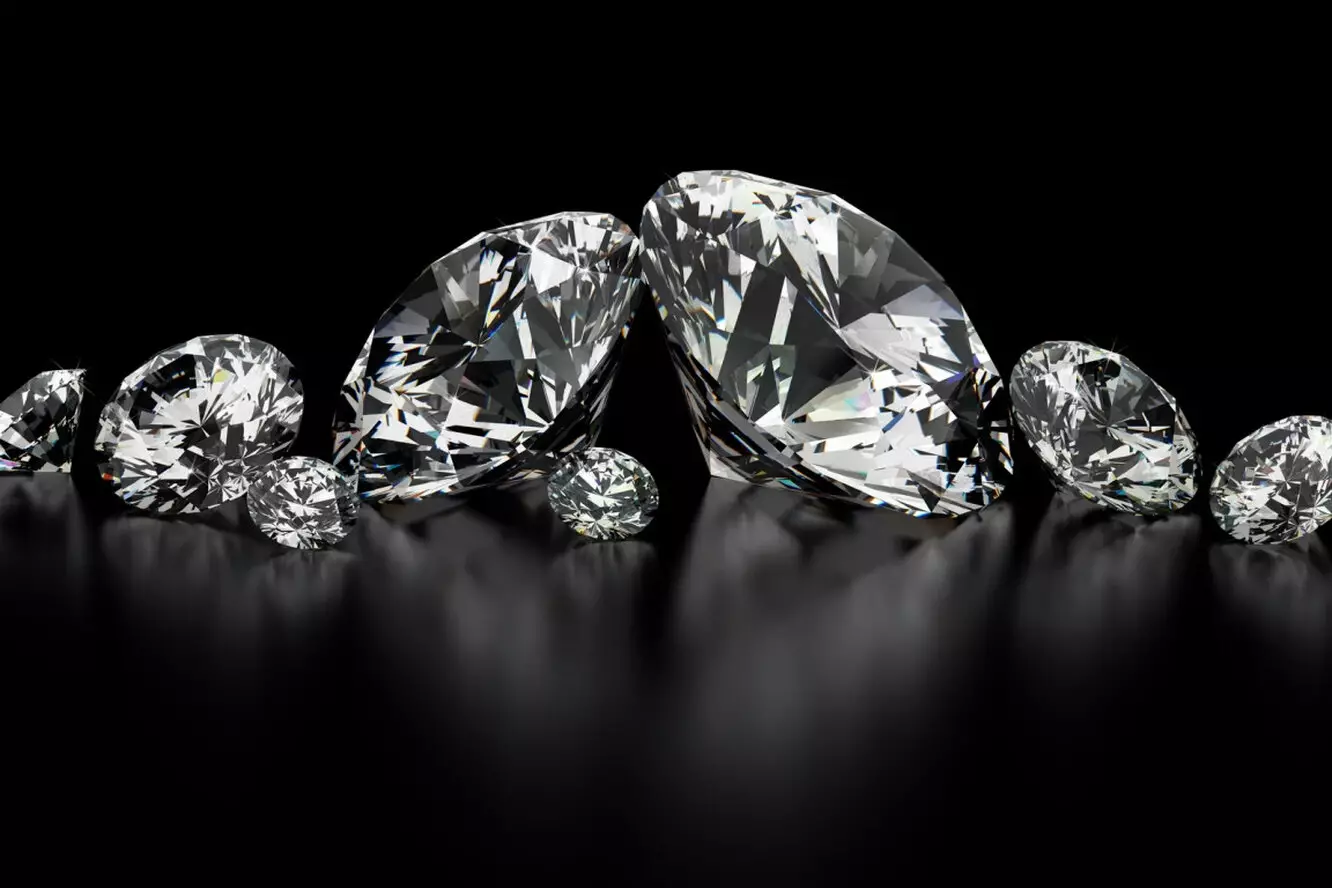 Ọ tụgharịrị na diamonds nwere ike iguzogide nrụgide dị egwu ma kwụsie ike.