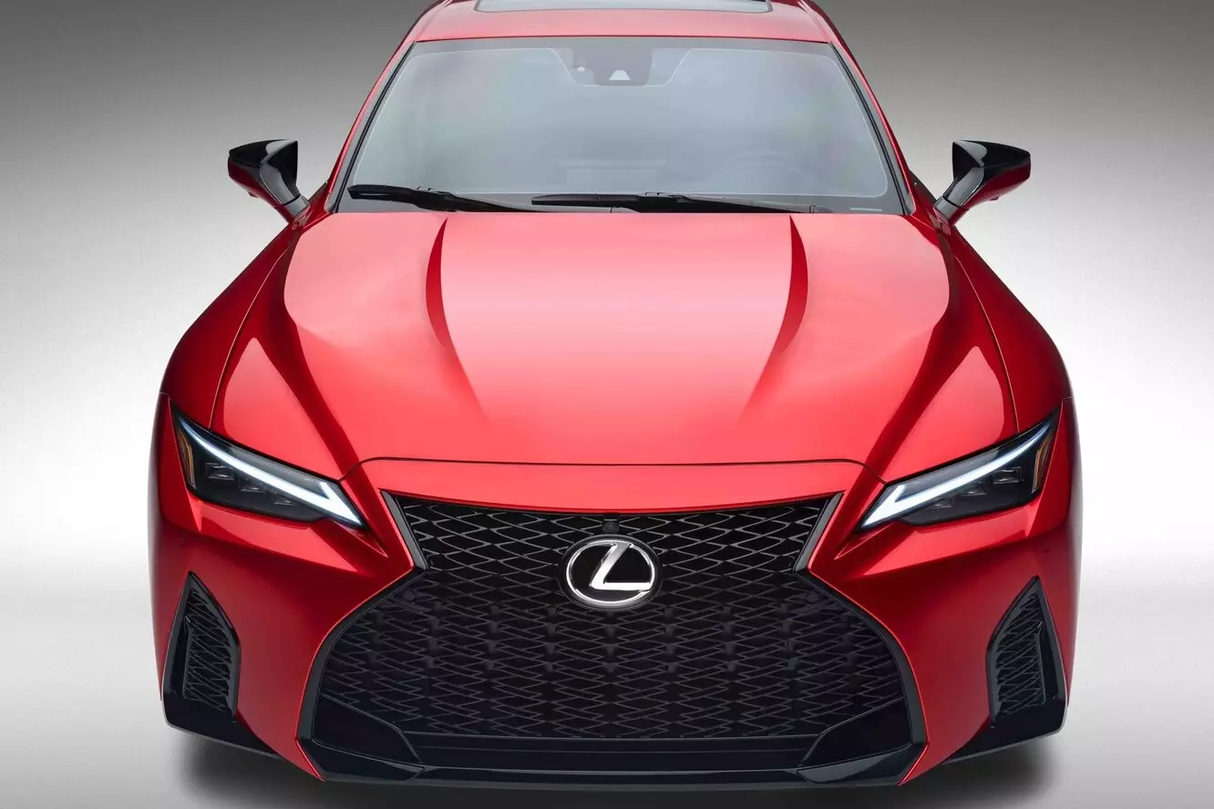 Lexus បានណែនាំ IS ថ្មីជាមួយនឹងម៉ាស៊ីន V8 ចំណុះ 5 លីត្រ