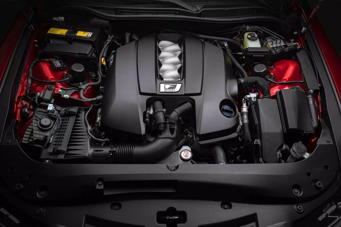 Lexus એ V8 એન્જિન સાથે IS 500 F સ્પોર્ટ પર્ફોર્મન્સ બનાવ્યું 381579_7