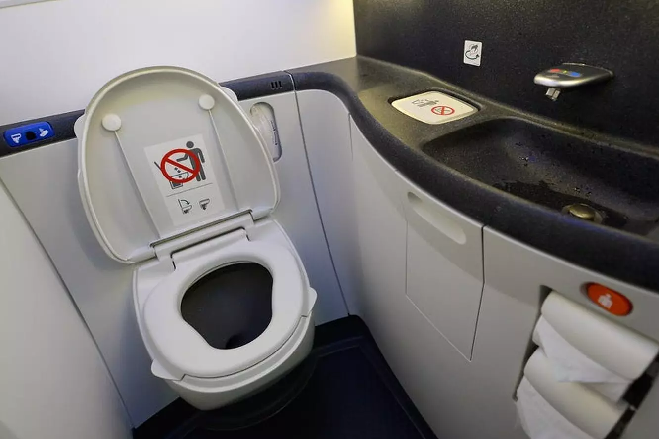 Bagaimana cara kerja toilet pesawat?