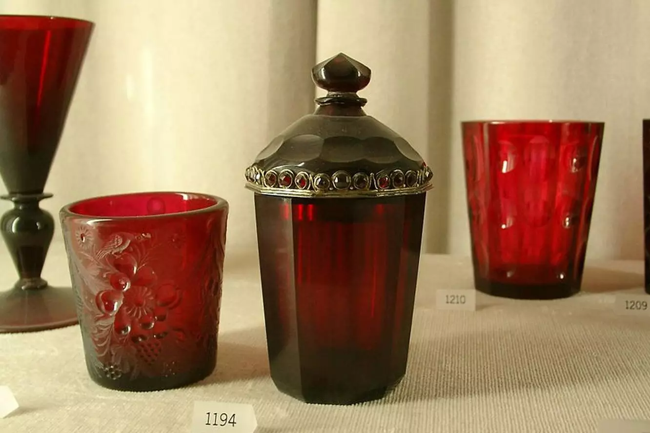 'Cranberry glass' inspirasi para ilmuwan kanggo nggawe lensa kontak sing aman kanggo wong sing buta warna