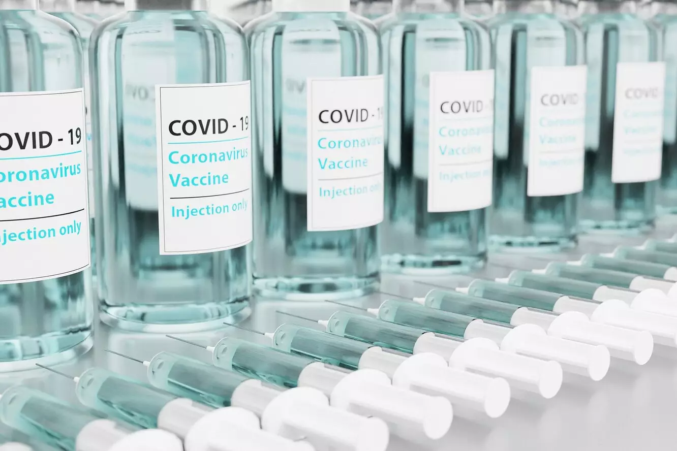 COVID-19 백신에서 지연된 부작용이 발견되었습니다.