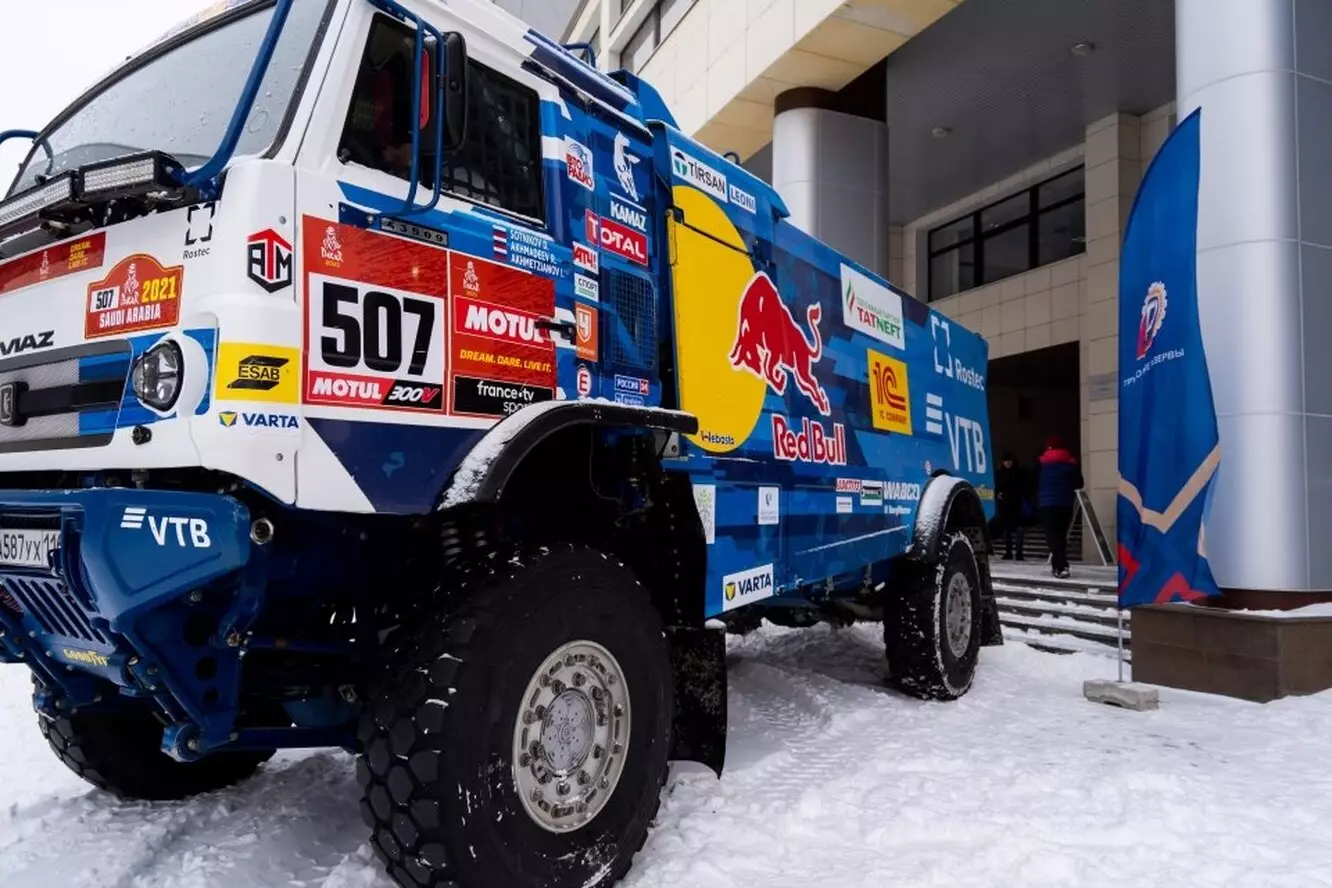 Los camiones del Dakar se deslizan sobre el hielo 382060_1