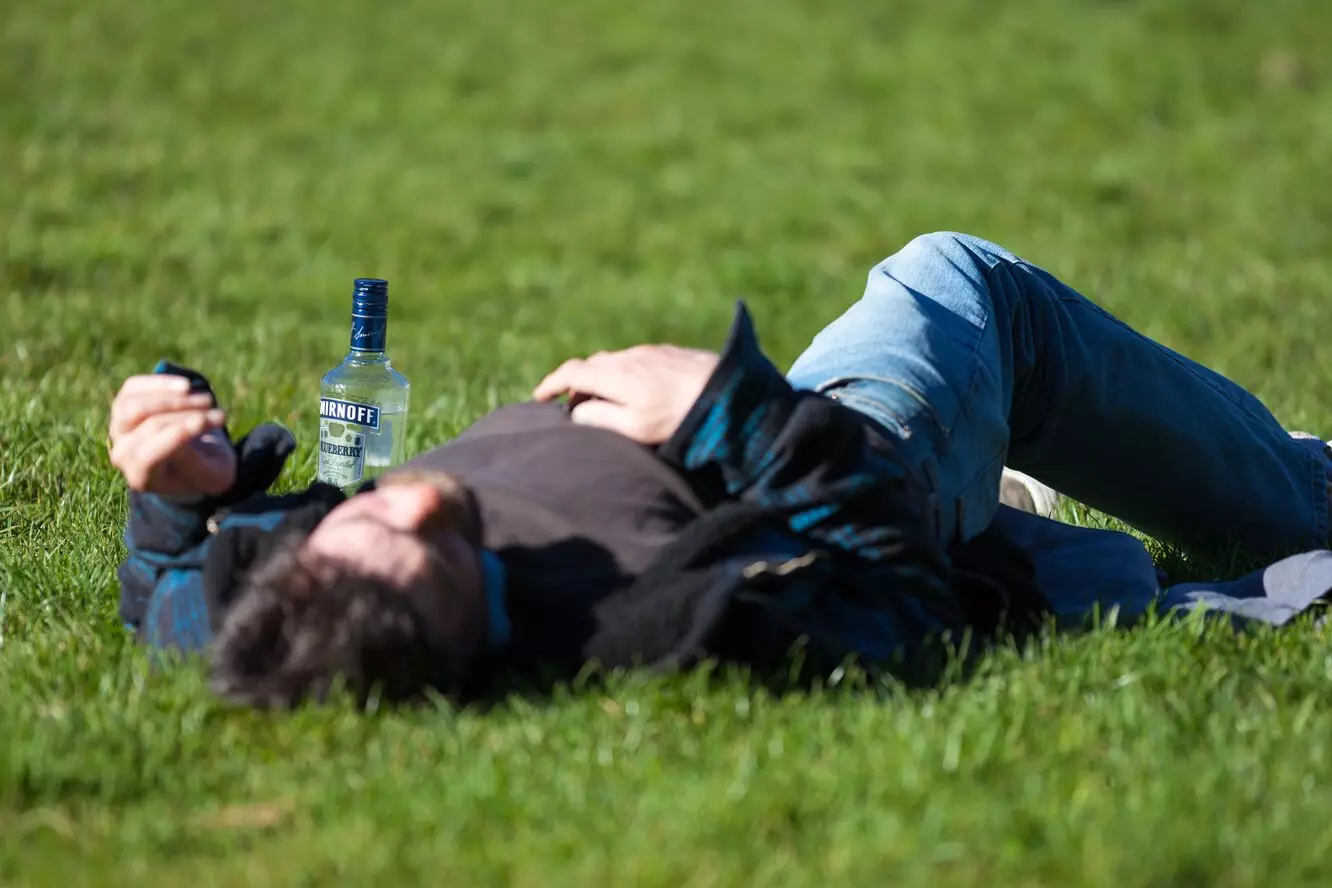 Els científics han descobert per què l'alcohol ens fa maldestres i lents