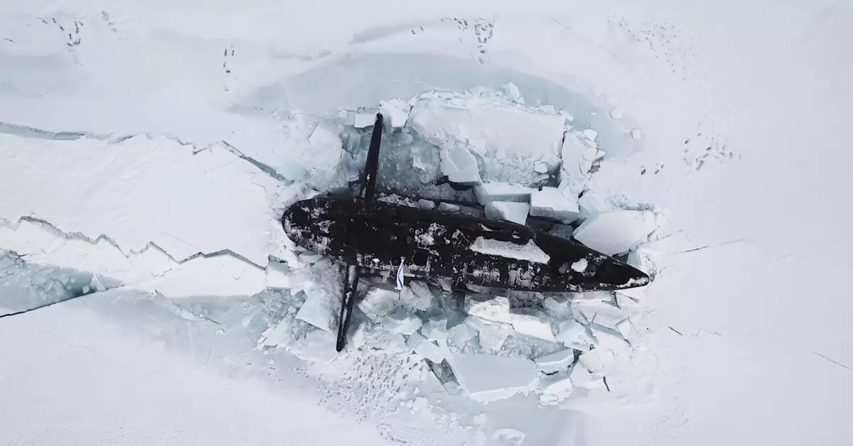 kapal selam Rusia staged a nanjak disingkronkeun ti handapeun és di Arktik