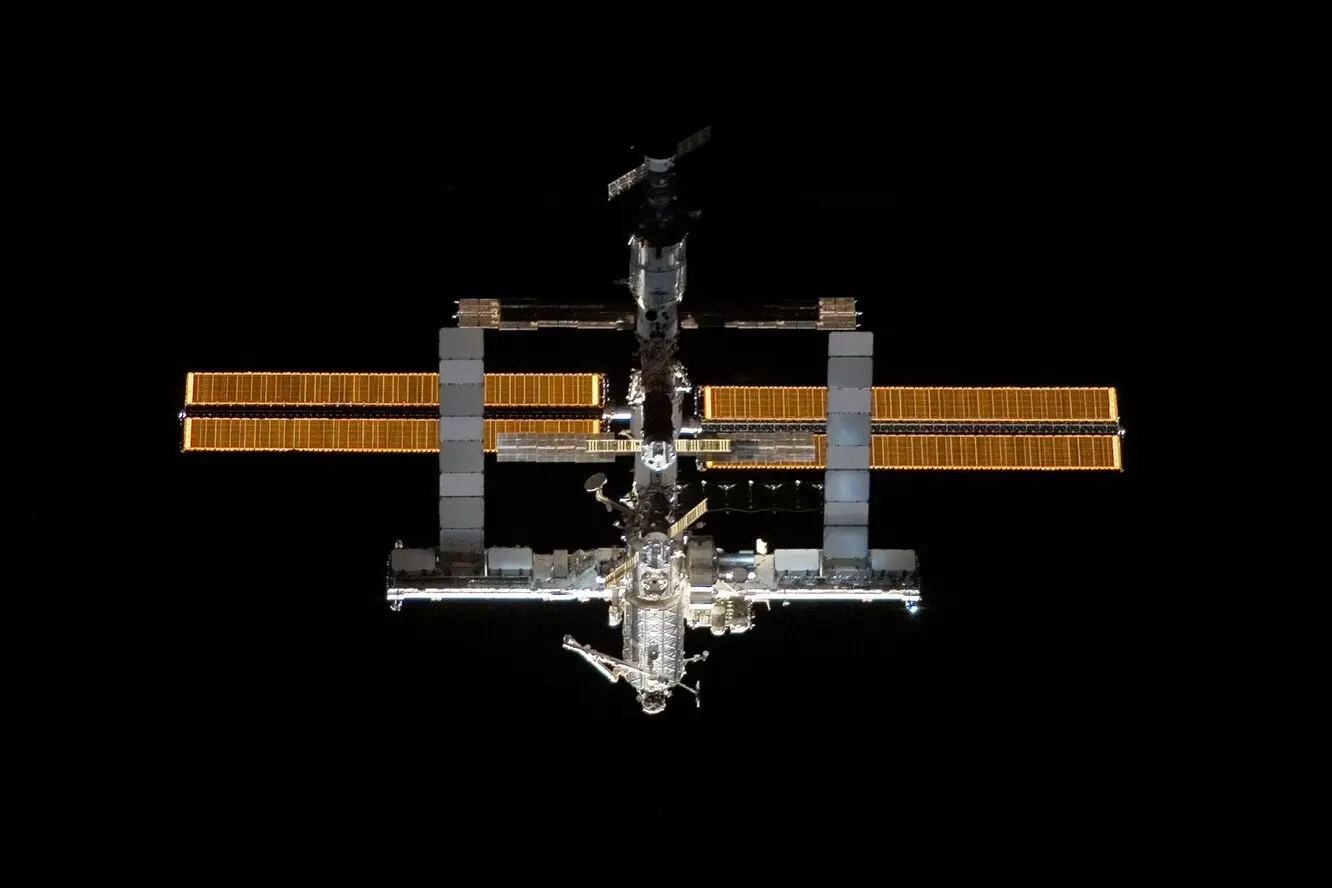 ISS இன் ரஷ்ய தொகுதியில் காற்று கசிவுக்கு அமெரிக்கர்கள் குற்றம் சாட்டப்பட்டனர். மற்றும் ஐரோப்பியர்களும் கூட