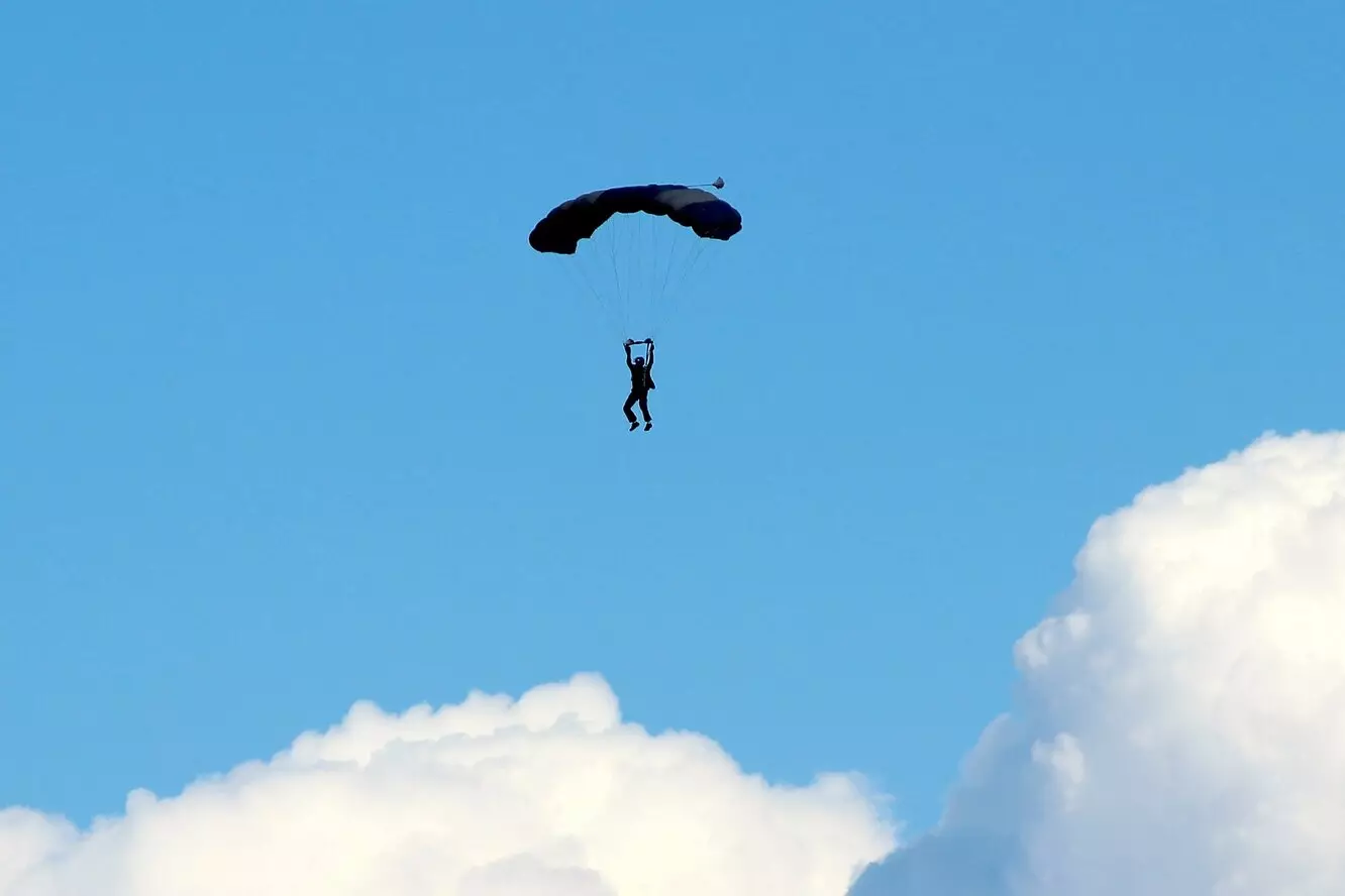 Per què no hi ha paracaigudes als avions de passatgers?