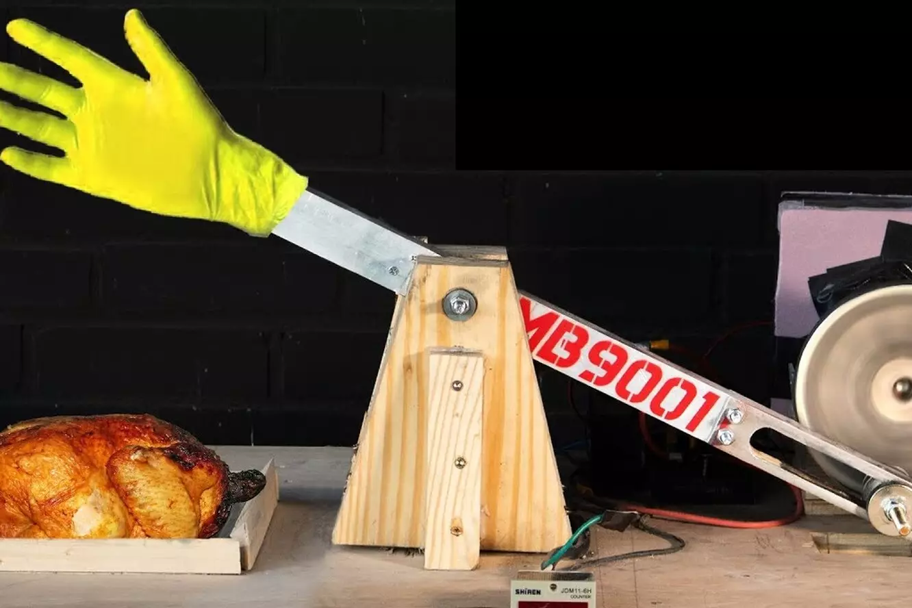 سرخ کردن عمیق: یوتیوبر مرغ را با دستگاه کوبنده با سرعت فوق العاده پخت