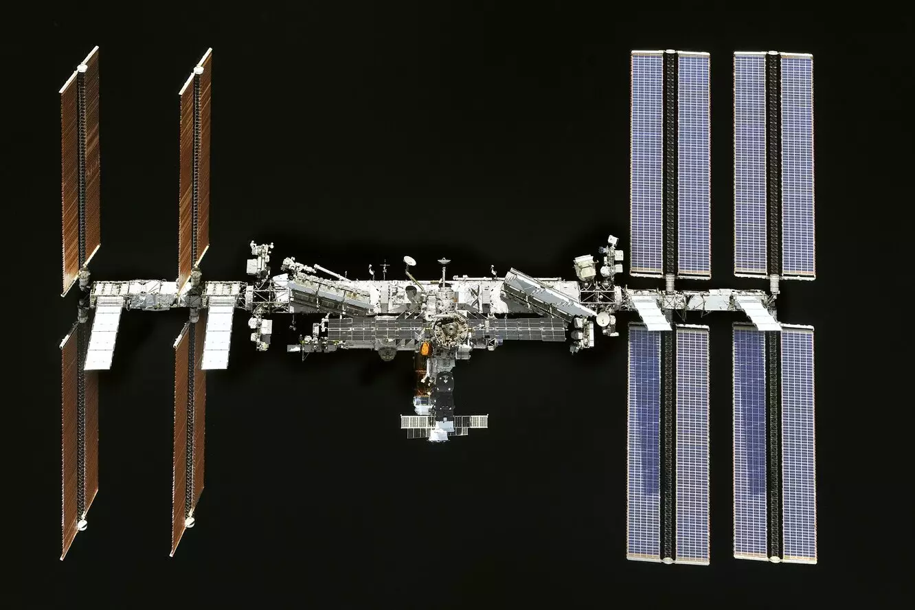 Kumira kwechitundumuseremusere chine munhu Yu. A. Gagarin (Soyuz MS-18) ine Rassvet module yeInternational Space Station yakaitika mune otomatiki modhi. 382806_1