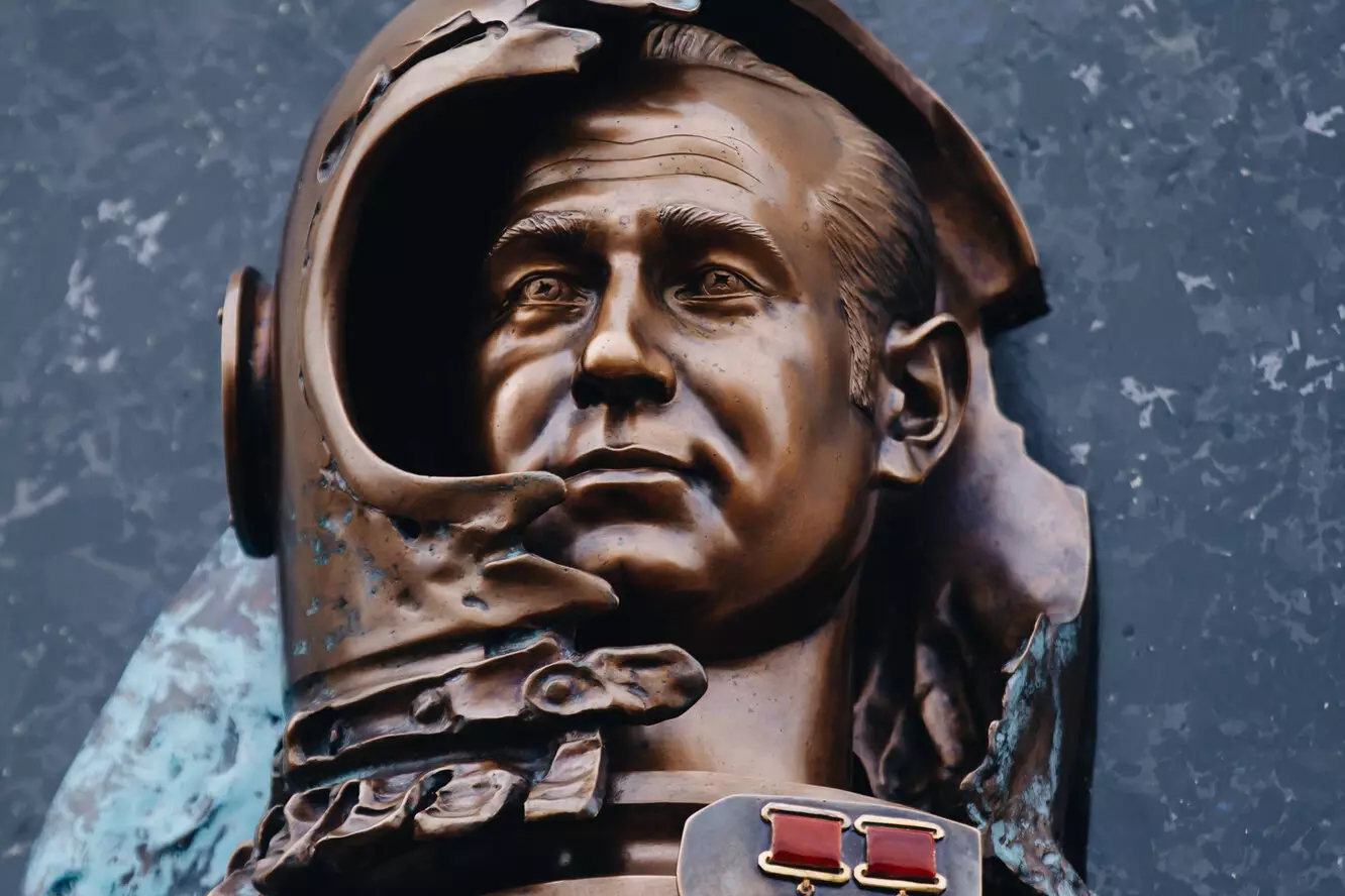Alfa-Bank en Alfa-Capital het 'n monument geopen ter ere van die legendariese ruimtevaarder Alexei Leonov