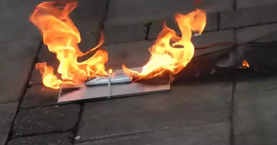 Gennemsigtigt batteri hjalp med at forstå, hvorfor smartphones eksploderer