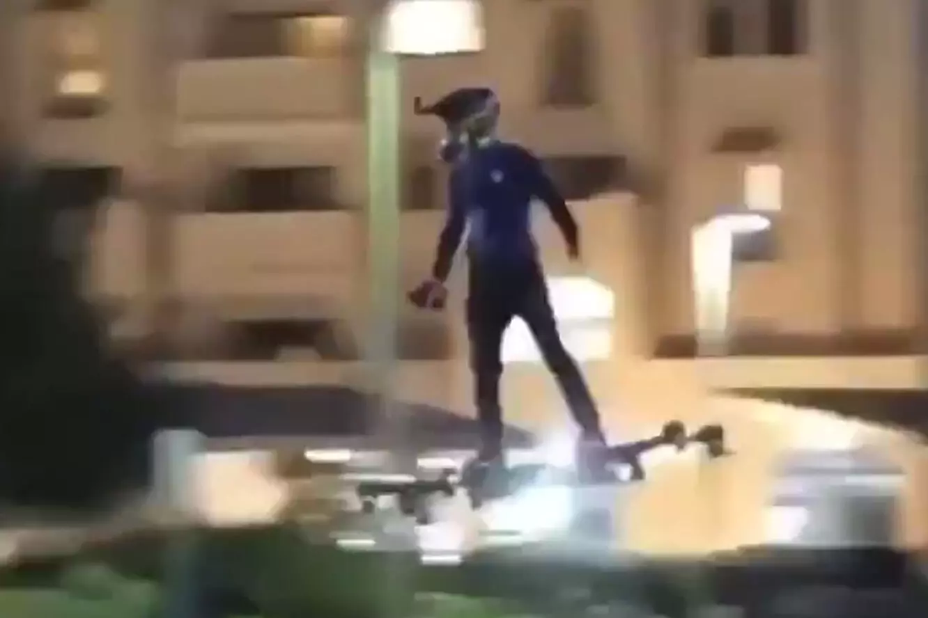 Vaizdo įraše užfiksuotas vyras, skrendantis gatve milžinišku dronu