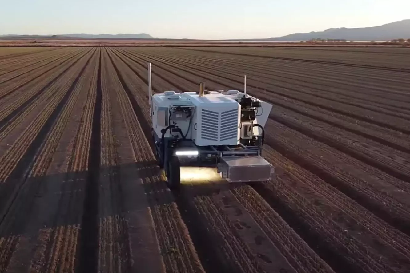 Robotický farmár zničí laserom až 100 000 burín za hodinu