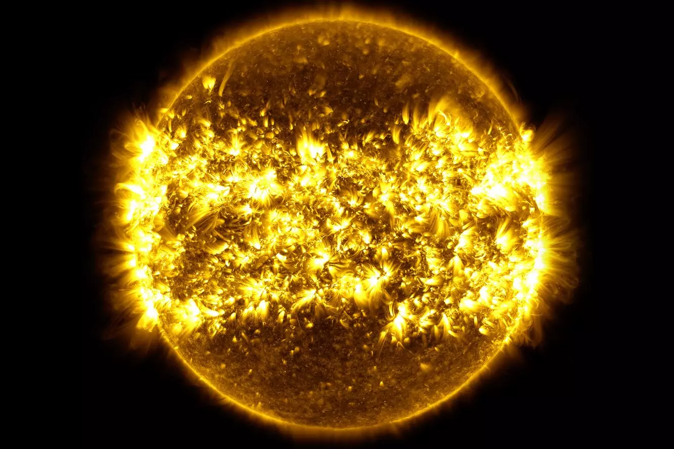 Por que a coroa do Sol é 180 vezes mais quente que sua superfície?