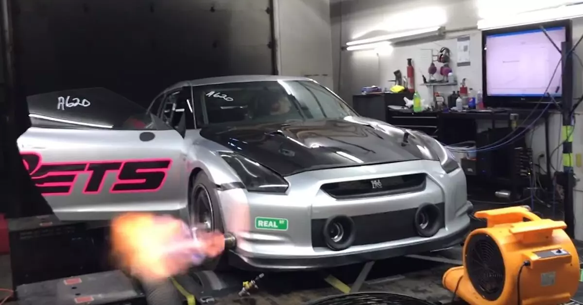 Ang 2700-horsepower na sports car ay nagpaputok ng apoy mula sa bumper