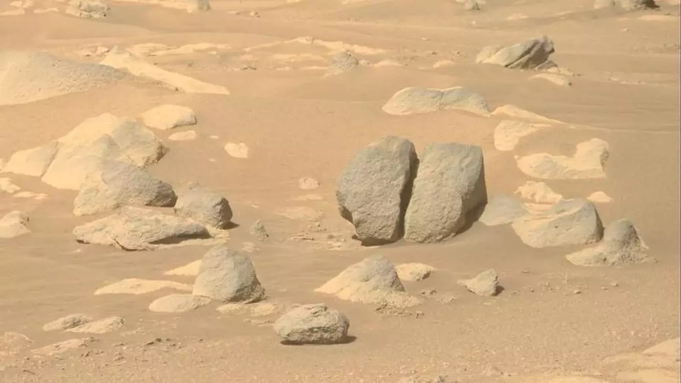 NASA-Wissenschaftler haben auf Bildern vom Mars ungewöhnlich geformte Felsen entdeckt 383600_2