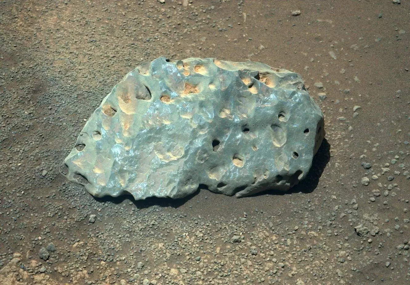 NASA scientists have discovered unusually shaped rocks in images from Mars 383600_3