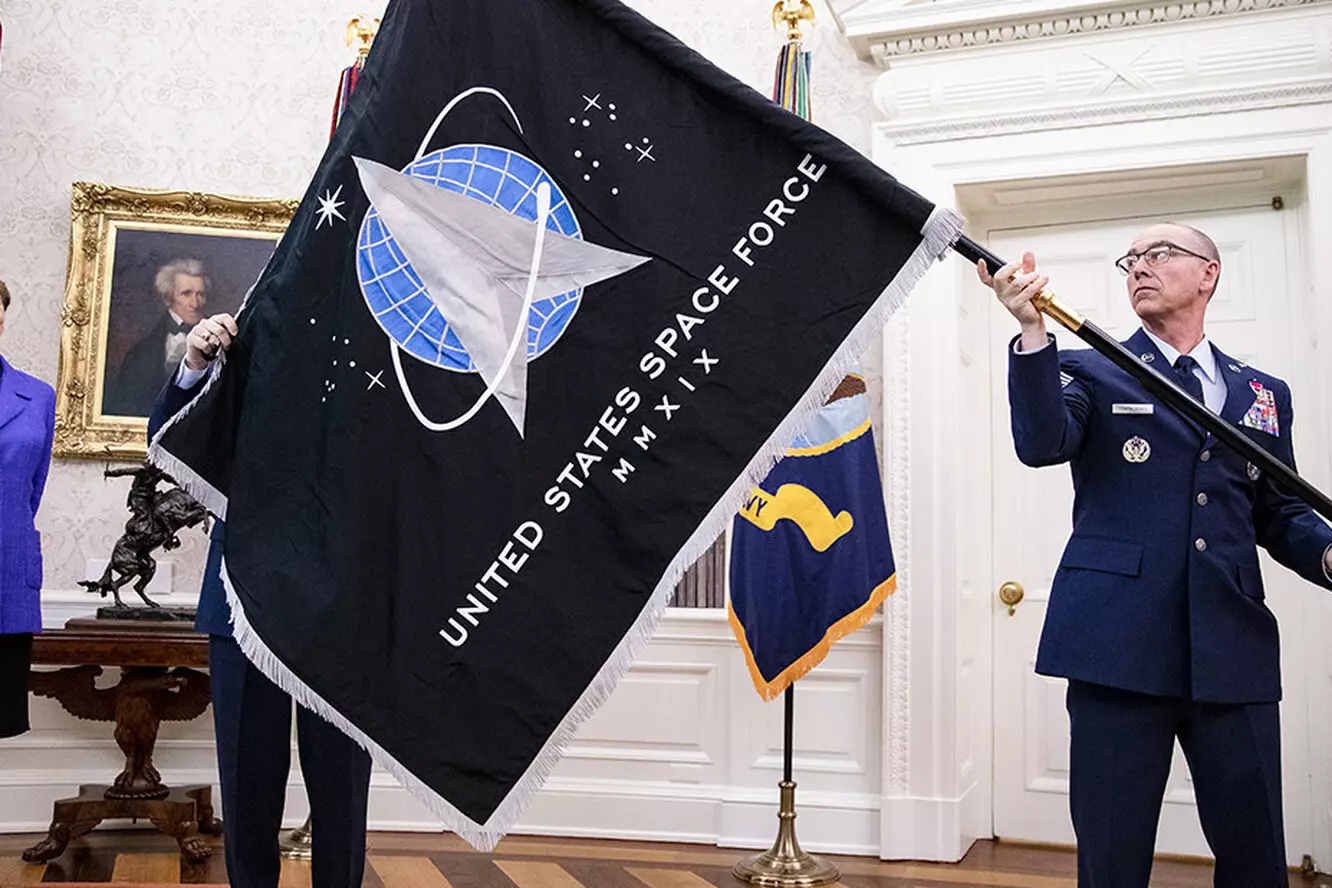 Trump Space Force - greannmhar nó nach bhfuil