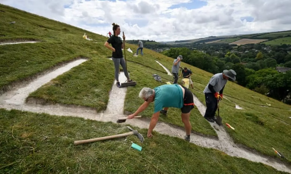 Roedd gwyddonwyr yn gallu dyddio'r geoglyff 