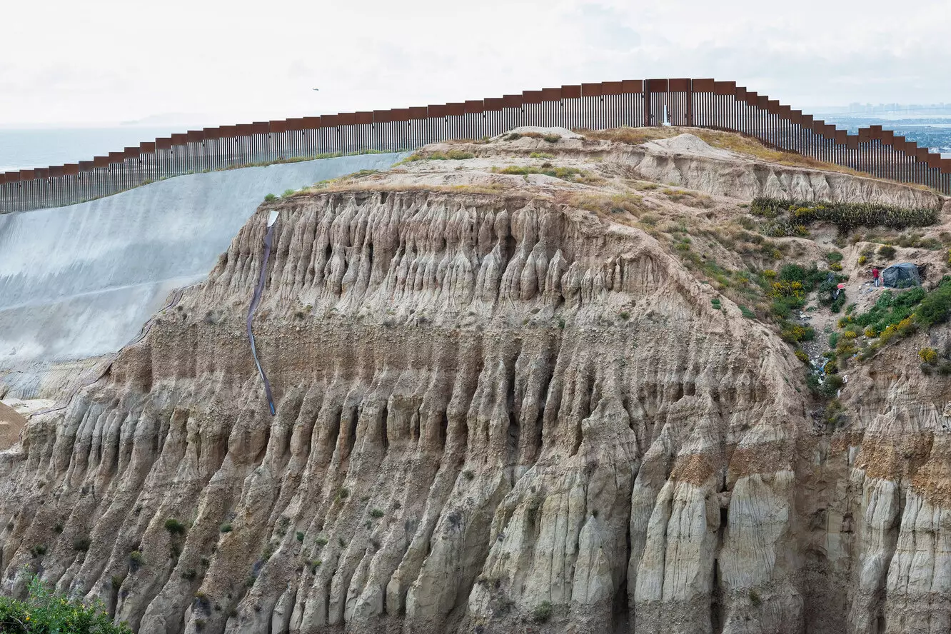 Border walls of different countries: surreal and awesome