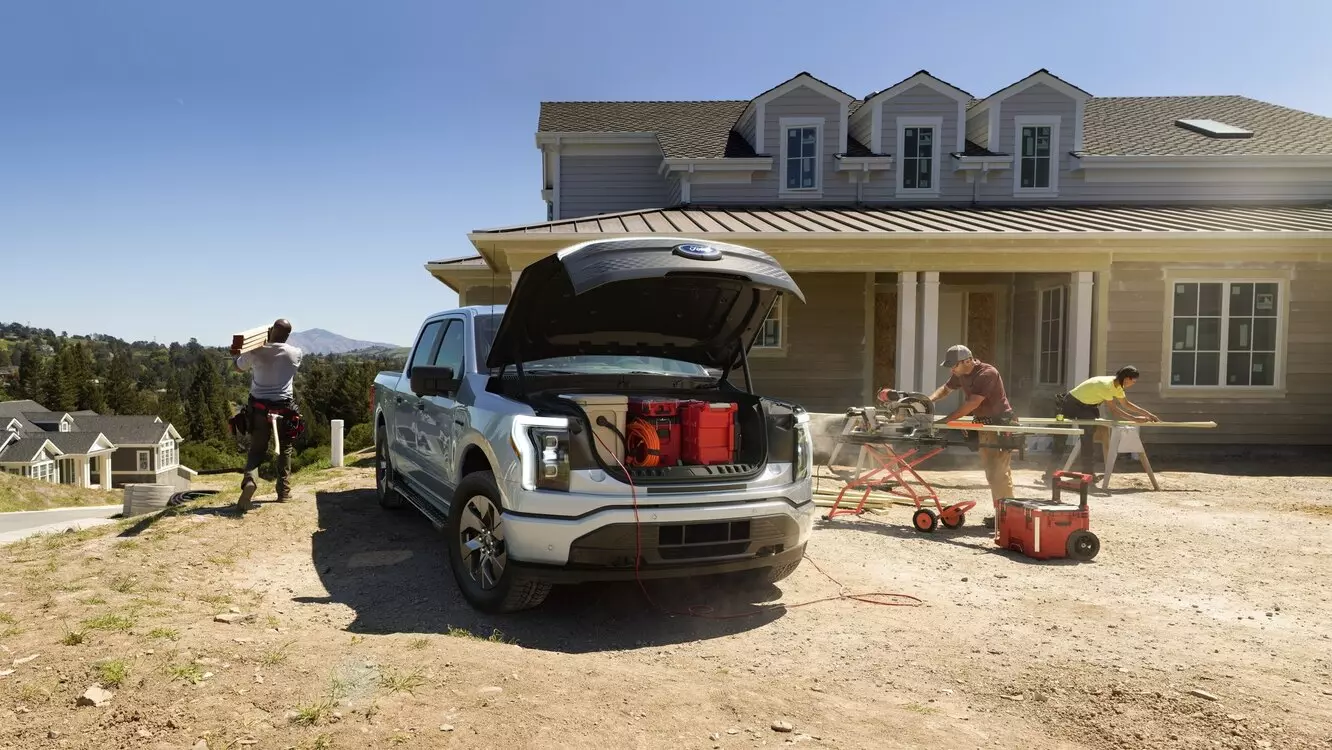 ফোর্ড F-150 পিকআপ ট্রাকের বৈদ্যুতিক সংস্করণ চালু করেছে 383981_2