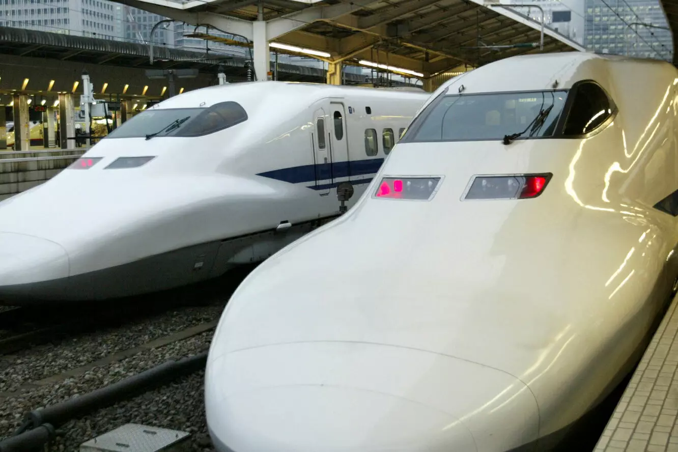 En Japón, el conductor salió de la cabina de un tren de alta velocidad mientras el expreso corría a una velocidad de 150 km/h.