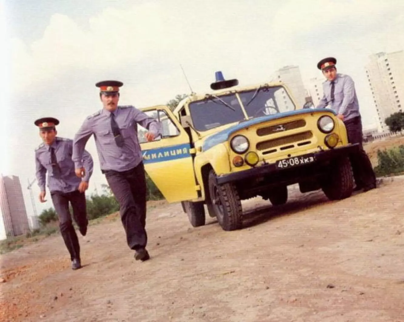 Why were police cars in the USSR yellow? 384331_4