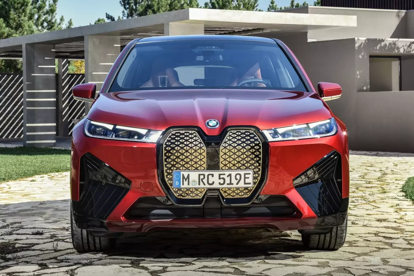 Il crossover elettrico BMW iX apparirà in Russia. E solo nella versione top