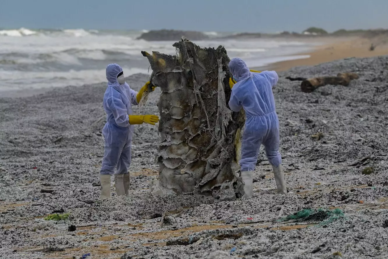 Piekło stworzone przez człowieka: plaże Sri Lanki są zaśmiecone tonami zwęglonego plastiku z eksplodującego statku