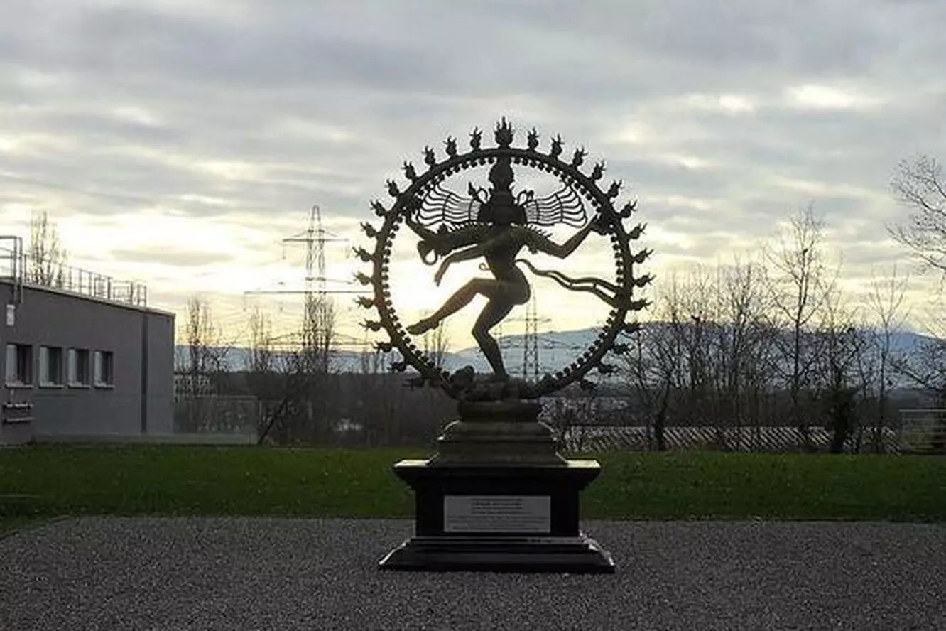 Apa sebabe patung Siwa dipasang ing CERN