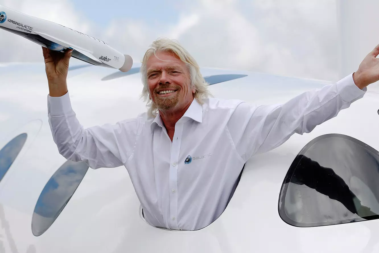 Espazio-lasterketa miliardarioa: Richard Branson espaziora hegan egin zuen